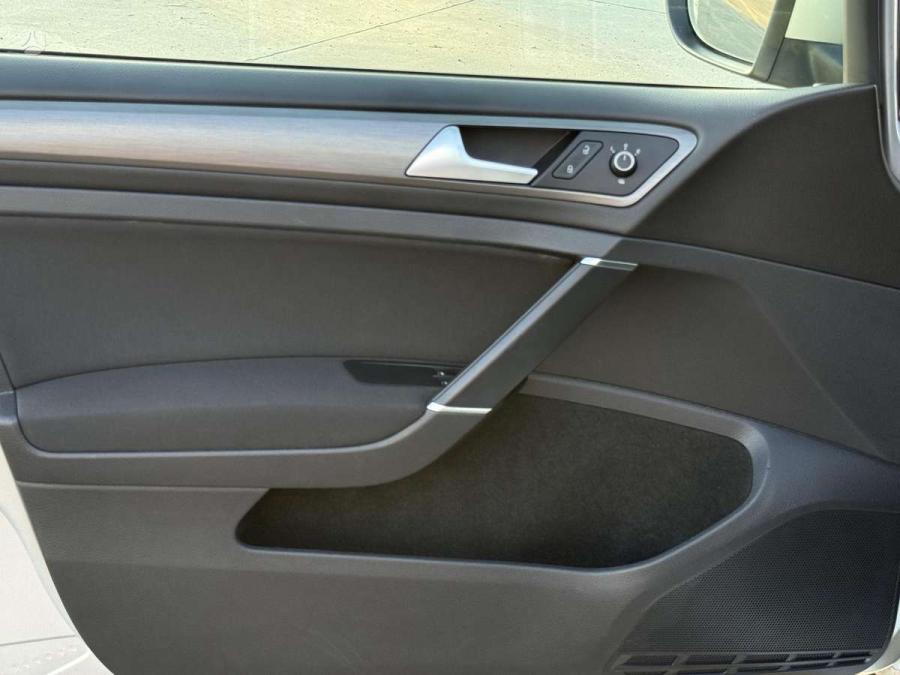 Grey Volkswagen Golf 2014 in Kaunas, with an engine capacity of 1.60 L and mileage of 285 thousand km for 5350 €, photo 38 on AUTOMOTO.COM.LV