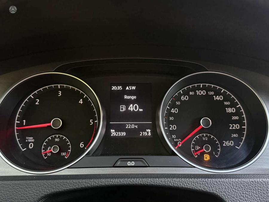 Grey Volkswagen Golf 2014 in Raseiniai, with an engine capacity of 1.60 L and mileage of 285 thousand km for 4999 €, photo 24 on AUTOMOTO.COM.LV