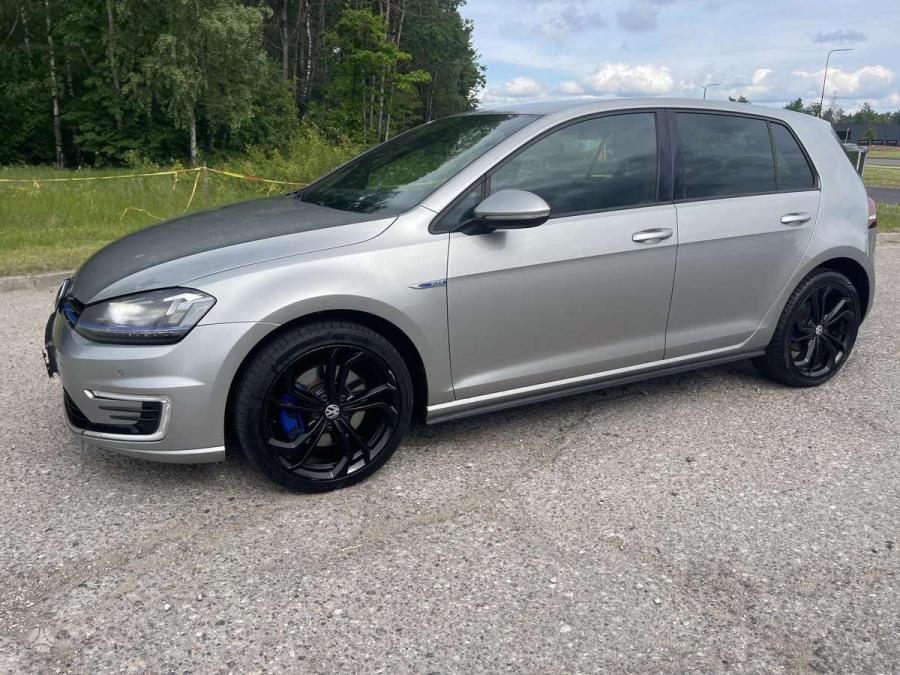 Grey Volkswagen Golf 2015 in Kaunas, with an engine capacity of 1.40 L and mileage of 279 thousand km for 7750 €, photo 4 on AUTOMOTO.COM.LV