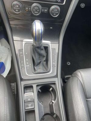 Grey Volkswagen Golf 2015 in Kaunas, with an engine capacity of 1.40 L and mileage of 279 thousand km for 7750 €, photo 23 on AUTOMOTO.COM.LV