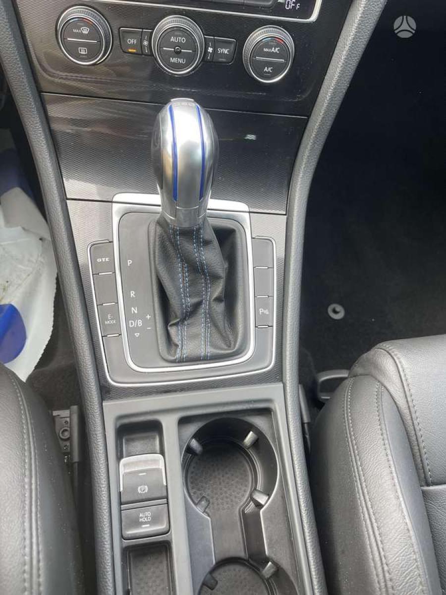 Grey Volkswagen Golf 2015 in Kaunas, with an engine capacity of 1.40 L and mileage of 279 thousand km for 7750 €, photo 23 on AUTOMOTO.COM.LV