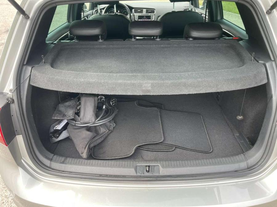 Grey Volkswagen Golf 2015 in Kaunas, with an engine capacity of 1.40 L and mileage of 279 thousand km for 7750 €, photo 32 on AUTOMOTO.COM.LV