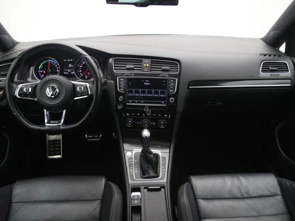 Grey Volkswagen Golf 2015 in Vilnius, with an engine capacity of 1.40 L and mileage of 220 thousand km for 10999 €, photo 2 on AUTOMOTO.COM.LV