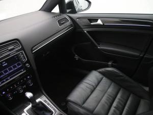 Grey Volkswagen Golf 2015 in Vilnius, with an engine capacity of 1.40 L and mileage of 220 thousand km for 10999 €, photo 22 on AUTOMOTO.COM.LV