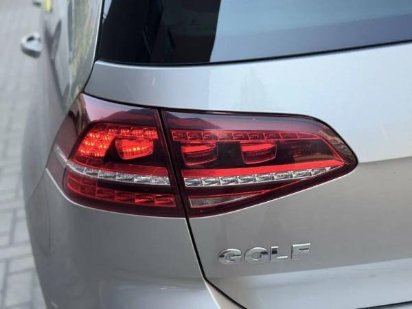 Pelēks Volkswagen Golf 2015 Rīga, ar dzinēja tilpumu 1.40 L un nobraukumu 259 tūkst. km par 5990 €, foto 5 vietnē AUTOMOTO.COM.LV