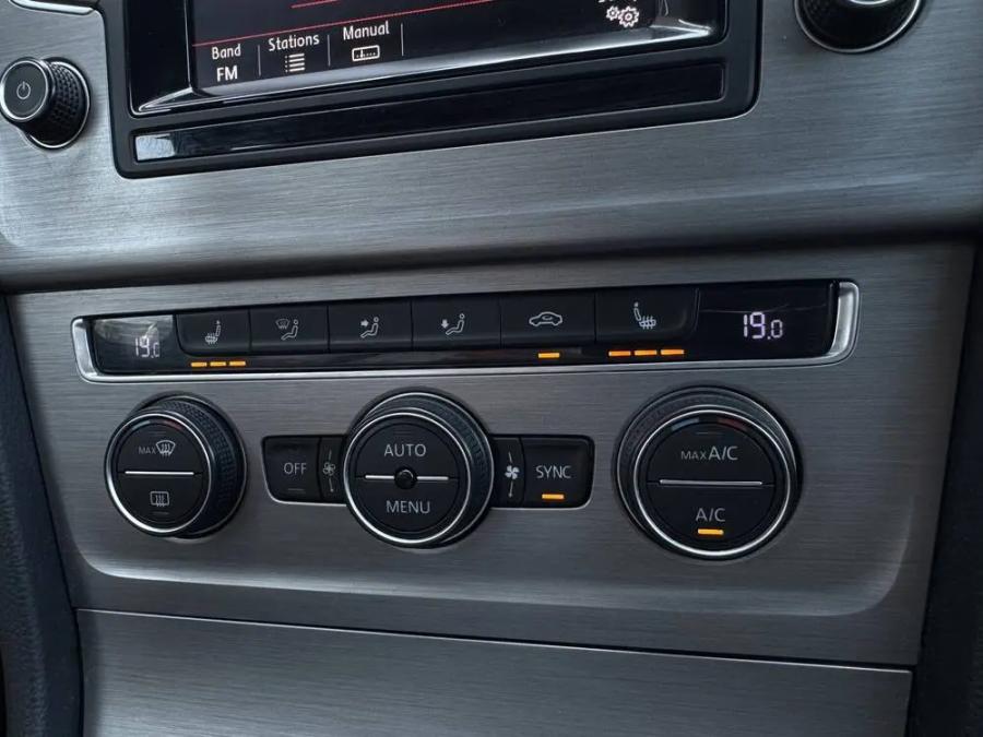 Grey Volkswagen Golf 2015 in Riga, with an engine capacity of 1.40 L and mileage of 259 thousand km for 5990 €, photo 19 on AUTOMOTO.COM.LV