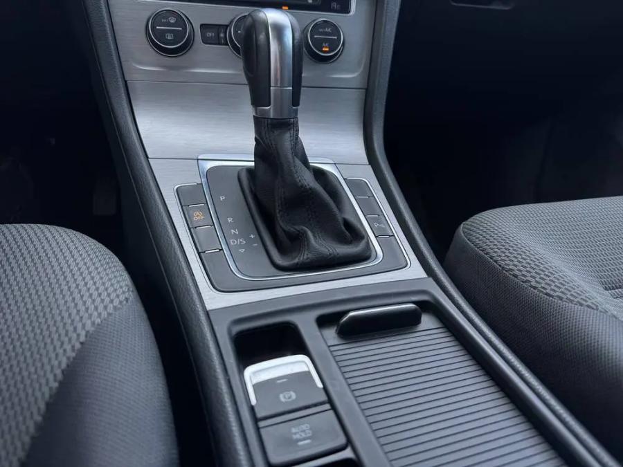 Grey Volkswagen Golf 2015 in Riga, with an engine capacity of 1.40 L and mileage of 259 thousand km for 5990 €, photo 20 on AUTOMOTO.COM.LV