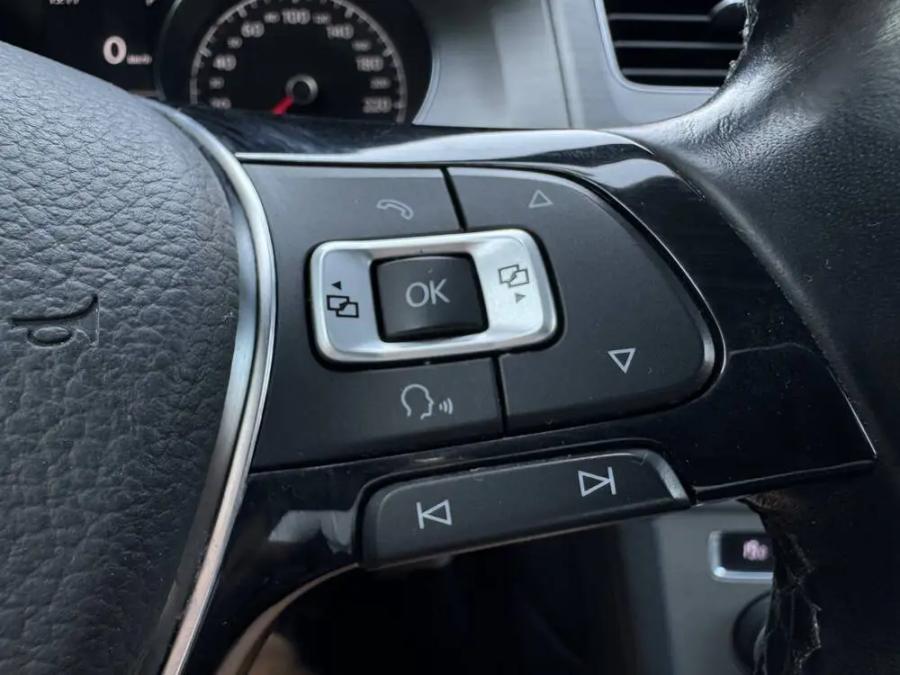 Grey Volkswagen Golf 2015 in Riga, with an engine capacity of 1.40 L and mileage of 259 thousand km for 5990 €, photo 21 on AUTOMOTO.COM.LV