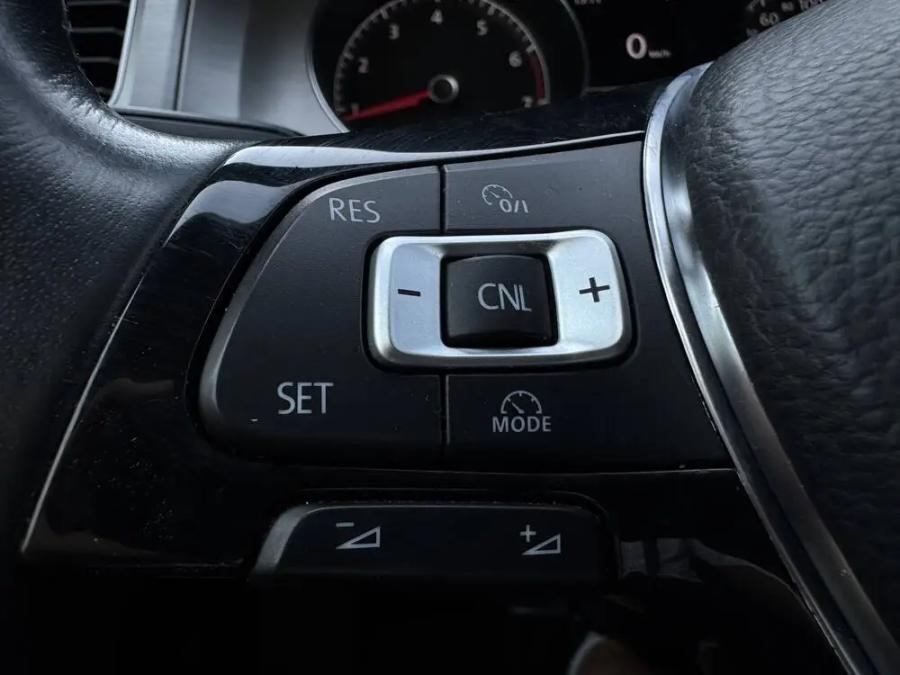 Grey Volkswagen Golf 2015 in Riga, with an engine capacity of 1.40 L and mileage of 259 thousand km for 5990 €, photo 22 on AUTOMOTO.COM.LV