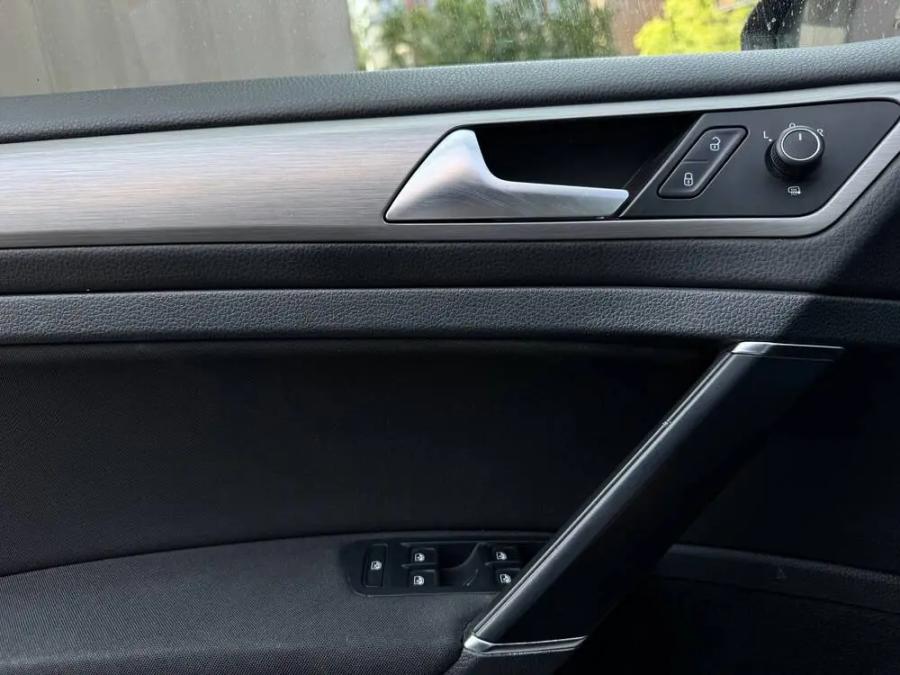 Grey Volkswagen Golf 2015 in Riga, with an engine capacity of 1.40 L and mileage of 259 thousand km for 5990 €, photo 24 on AUTOMOTO.COM.LV