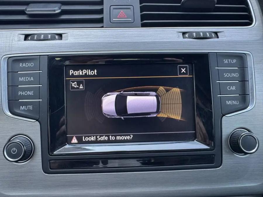 Grey Volkswagen Golf 2015 in Riga, with an engine capacity of 1.40 L and mileage of 259 thousand km for 5990 €, photo 12 on AUTOMOTO.COM.LV