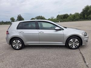 Grey Volkswagen Golf 2015 in Marijampole, with an engine capacity of 0.00 L and mileage of 146 thousand km for 5550 €, photo 4 on AUTOMOTO.COM.LV