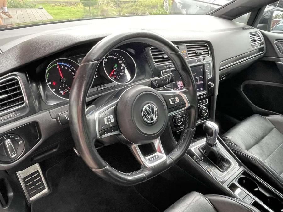 Grey Volkswagen Golf 2015 in Vilnius, with an engine capacity of 1.40 L and mileage of 219 thousand km for 9350 €, photo 3 on AUTOMOTO.COM.LV