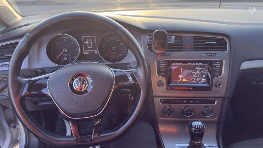 Grey Volkswagen Golf 2015 in Jonava, with an engine capacity of 1.60 L and mileage of 266 thousand km for 5100 €, photo 14 on AUTOMOTO.COM.LV