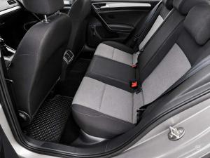 Grey Volkswagen Golf 2016 in Vilnius, with an engine capacity of 1.60 L and mileage of 167 thousand km for 6350 €, photo 10 on AUTOMOTO.COM.LV