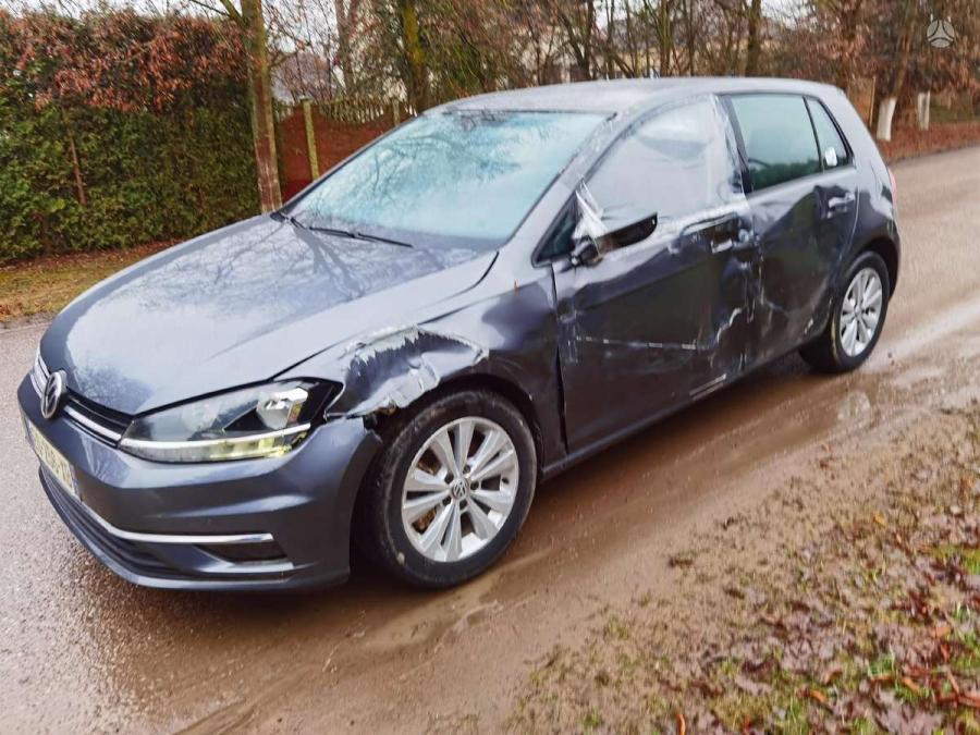 Grey Volkswagen Golf 2017 in Kaunas, with an engine capacity of 1.60 L and mileage of 175 thousand km for 5700 €, photo 8 on AUTOMOTO.COM.LV
