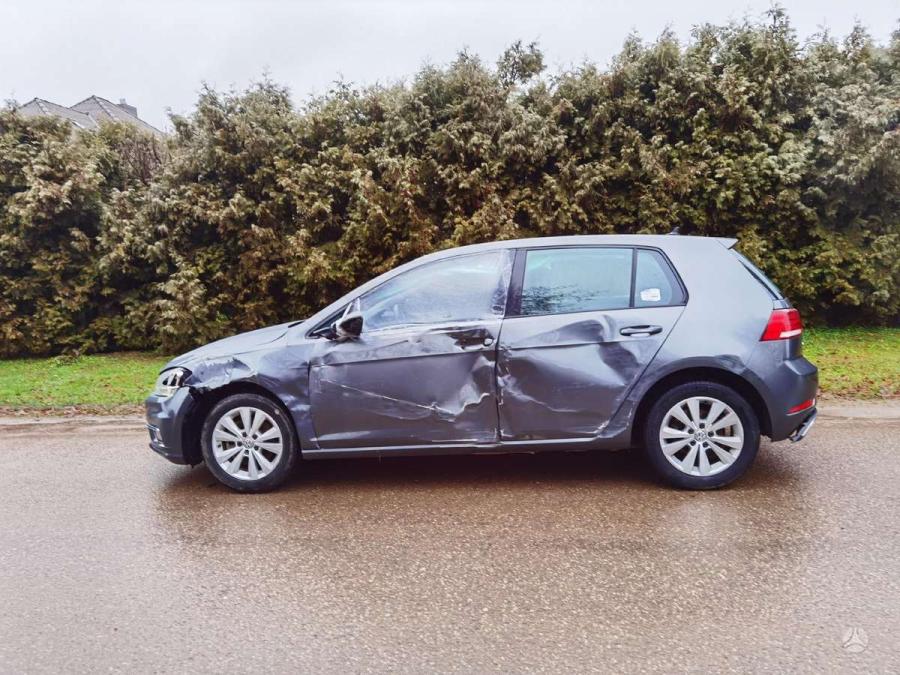 Grey Volkswagen Golf 2017 in Kaunas, with an engine capacity of 1.60 L and mileage of 175 thousand km for 5700 €, photo 9 on AUTOMOTO.COM.LV