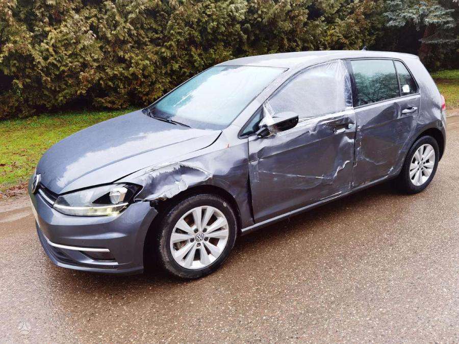 Grey Volkswagen Golf 2017 in Kaunas, with an engine capacity of 1.60 L and mileage of 175 thousand km for 5700 €, photo 11 on AUTOMOTO.COM.LV