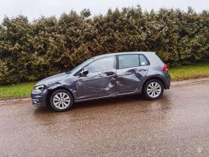 Grey Volkswagen Golf 2017 in Kaunas, with an engine capacity of 1.60 L and mileage of 175 thousand km for 5700 €, photo 12 on AUTOMOTO.COM.LV
