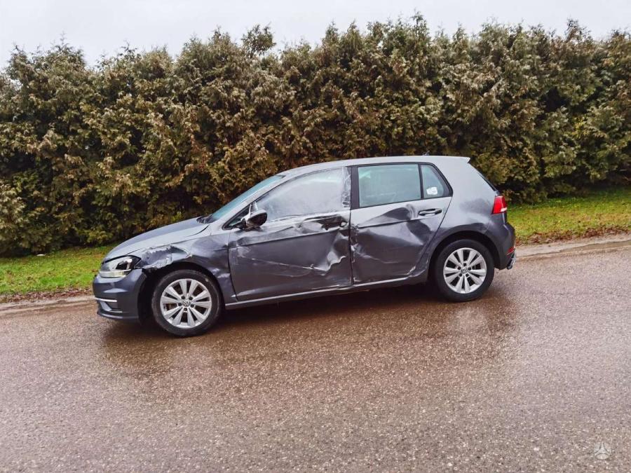 Grey Volkswagen Golf 2017 in Kaunas, with an engine capacity of 1.60 L and mileage of 175 thousand km for 5700 €, photo 12 on AUTOMOTO.COM.LV