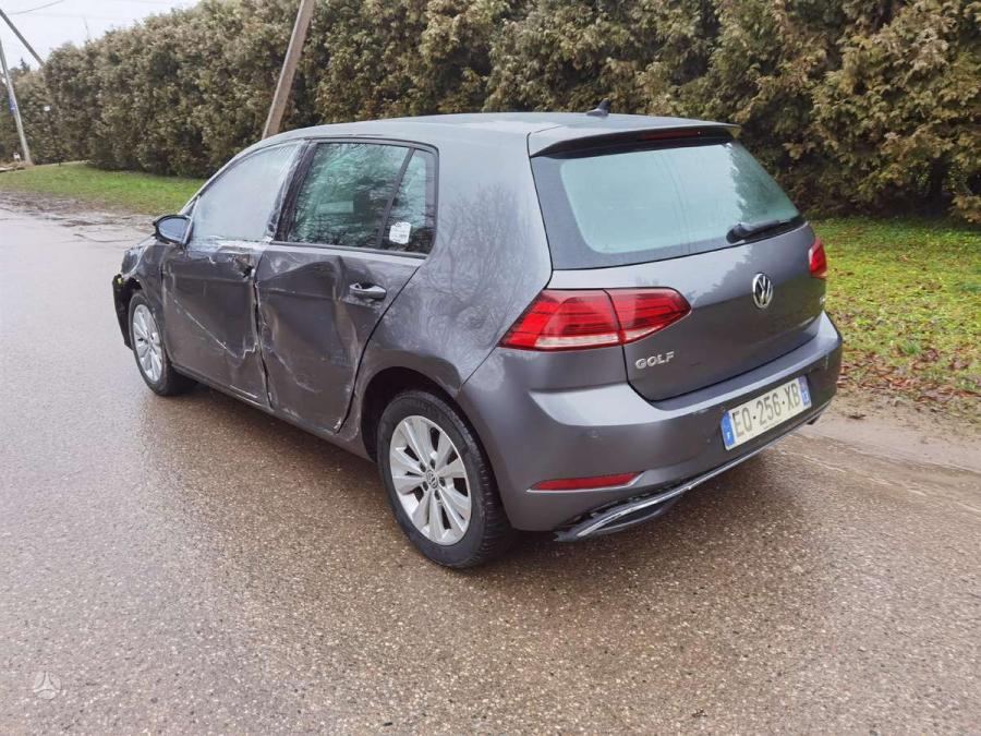 Grey Volkswagen Golf 2017 in Kaunas, with an engine capacity of 1.60 L and mileage of 175 thousand km for 5700 €, photo 13 on AUTOMOTO.COM.LV