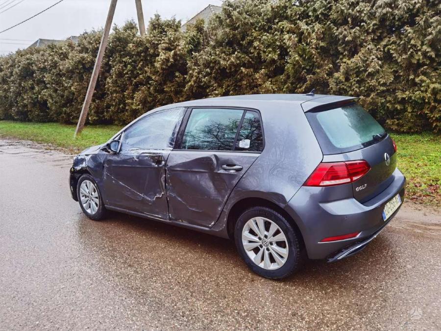 Grey Volkswagen Golf 2017 in Kaunas, with an engine capacity of 1.60 L and mileage of 175 thousand km for 5700 €, photo 22 on AUTOMOTO.COM.LV