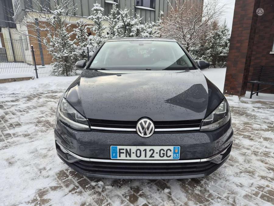 Grey Volkswagen Golf 2017 in Vilnius, with an engine capacity of 1.60 L and mileage of 154 thousand km for 10200 €, photo 1 on AUTOMOTO.COM.LV