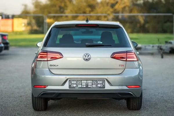 Pelēks Volkswagen Golf 2017 Liepāja, ar dzinēja tilpumu 1.60 L un nobraukumu 104 tūkst. km par 11750 €, foto 4 vietnē AUTOMOTO.COM.LV