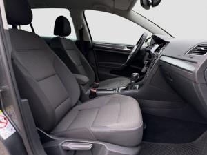 Pelēks Volkswagen Golf 2018 Pērnava, ar dzinēja tilpumu 1.40 L un nobraukumu 91 tūkst. km par 13900 €, foto 6 vietnē AUTOMOTO.COM.LV