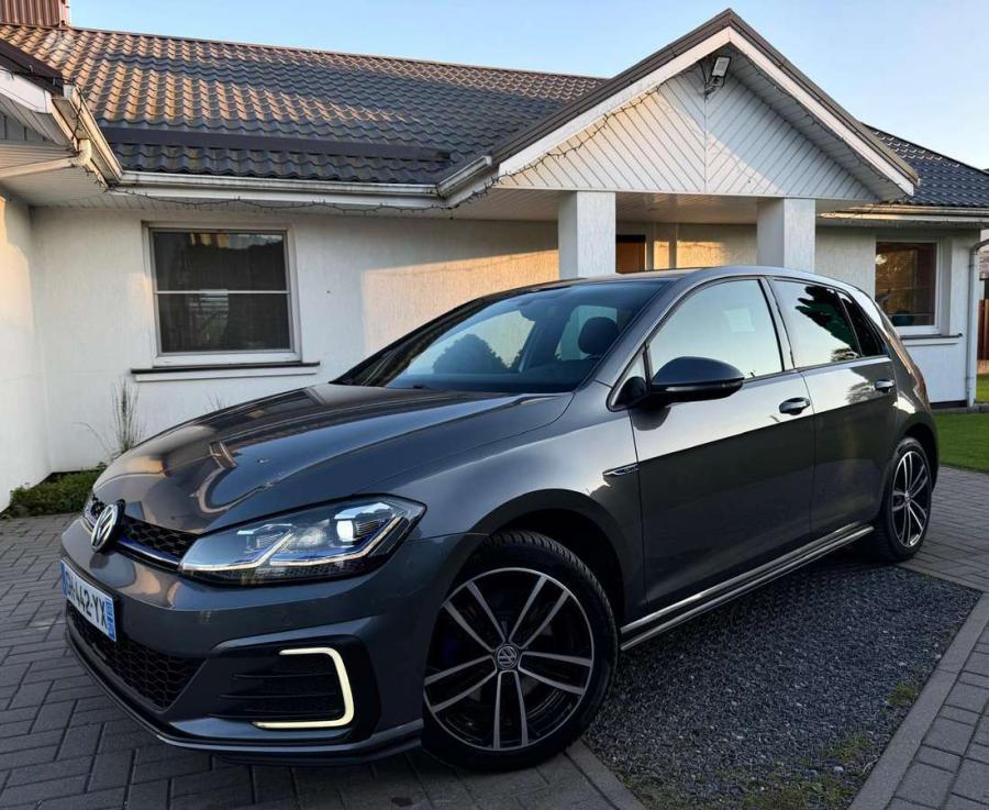 Grey Volkswagen Golf 2018 in Kaunas, with an engine capacity of 1.40 L and mileage of 180 thousand km for 11750 €, photo 4 on AUTOMOTO.COM.LV