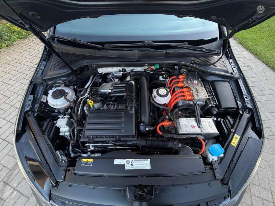 Grey Volkswagen Golf 2018 in Kaunas, with an engine capacity of 1.40 L and mileage of 180 thousand km for 11750 €, photo 24 on AUTOMOTO.COM.LV