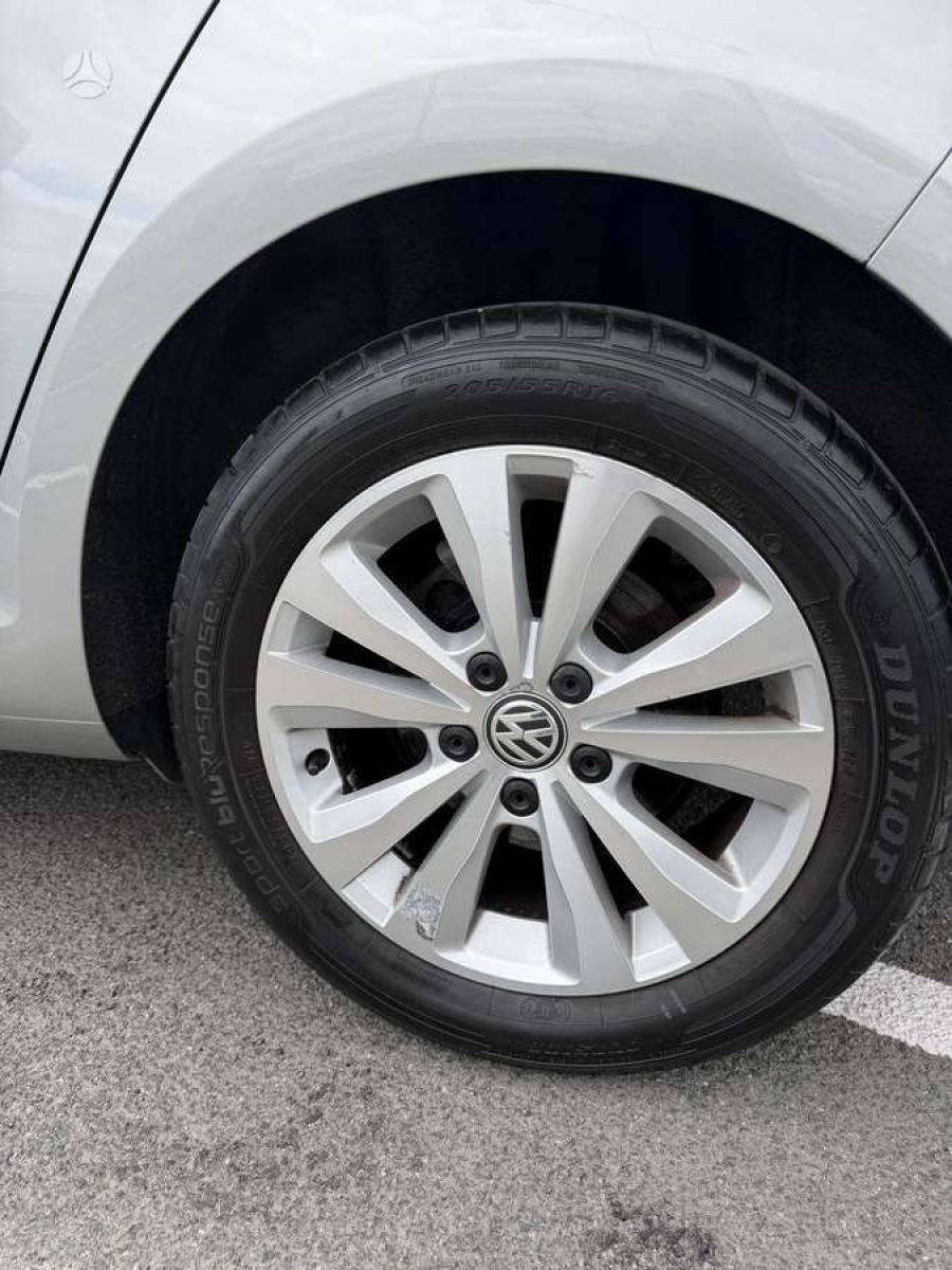 Grey Volkswagen Golf 2019 in Vilnius, with an engine capacity of 1.00 L and mileage of 93 thousand km for 10900 €, photo 4 on AUTOMOTO.COM.LV