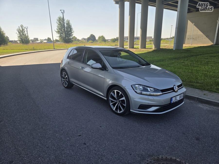 Grey Volkswagen Golf 2019 in Mazeikiai, with an engine capacity of 1.00 L and mileage of 96 thousand km for 9600 €, photo 4 on AUTOMOTO.COM.LV