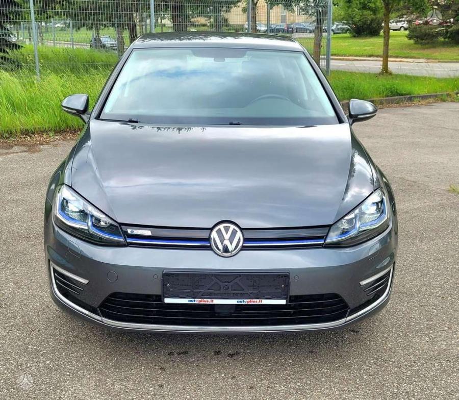 Grey Volkswagen Golf 2020 in Siauliai, with an engine capacity of 0.00 L and mileage of 45 thousand km for 13200 €, photo 3 on AUTOMOTO.COM.LV