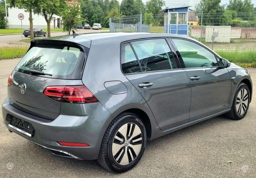 Grey Volkswagen Golf 2020 in Siauliai, with an engine capacity of 0.00 L and mileage of 45 thousand km for 13200 €, photo 5 on AUTOMOTO.COM.LV