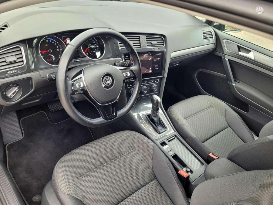Grey Volkswagen Golf 2020 in Siauliai, with an engine capacity of 0.00 L and mileage of 45 thousand km for 13200 €, photo 12 on AUTOMOTO.COM.LV