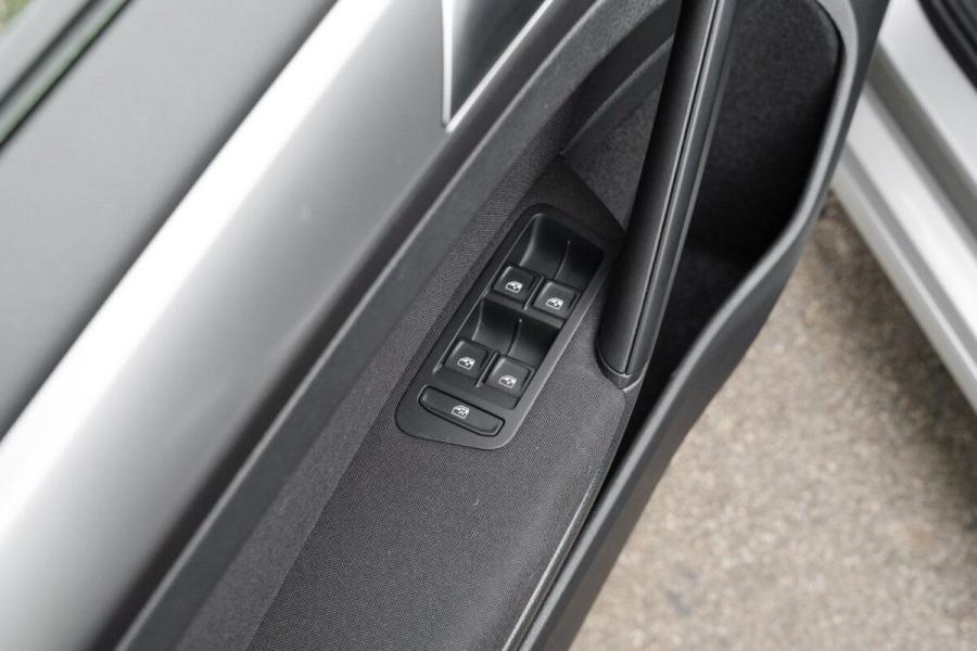 Grey Volkswagen Golf 2020 in Riga, with an engine capacity of 1.50 L and mileage of 112 thousand km for 13550 €, photo 9 on AUTOMOTO.COM.LV