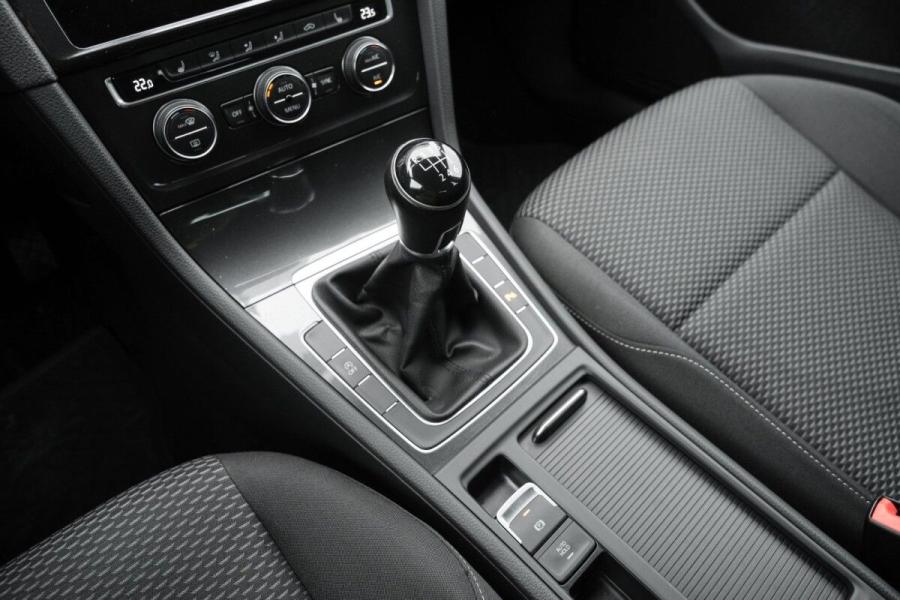 Grey Volkswagen Golf 2020 in Riga, with an engine capacity of 1.50 L and mileage of 112 thousand km for 13550 €, photo 12 on AUTOMOTO.COM.LV