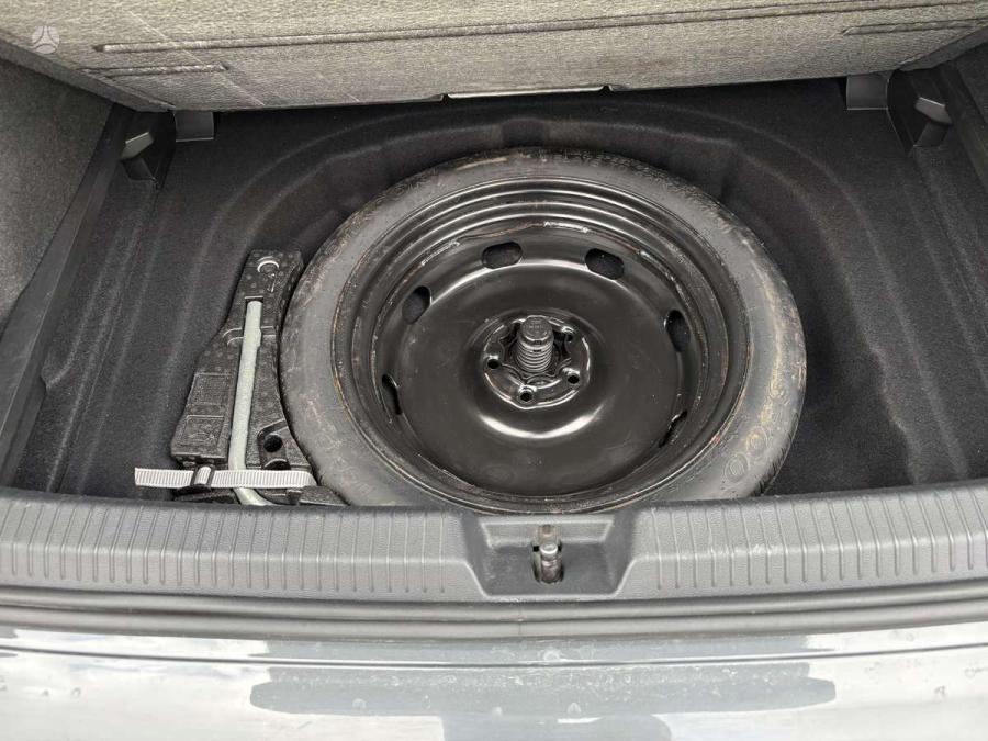 Grey Volkswagen Golf 2021 in Vilnius, with an engine capacity of 1.00 L and mileage of 93 thousand km for 15900 €, photo 20 on AUTOMOTO.COM.LV