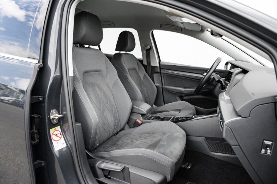 Grey Volkswagen Golf 2022 in Riga, with an engine capacity of 1.40 L and mileage of 112 thousand km for 20450 €, photo 8 on AUTOMOTO.COM.LV