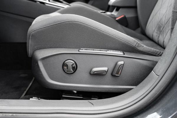 Grey Volkswagen Golf 2022 in Riga, with an engine capacity of 1.40 L and mileage of 112 thousand km for 20450 €, photo 10 on AUTOMOTO.COM.LV