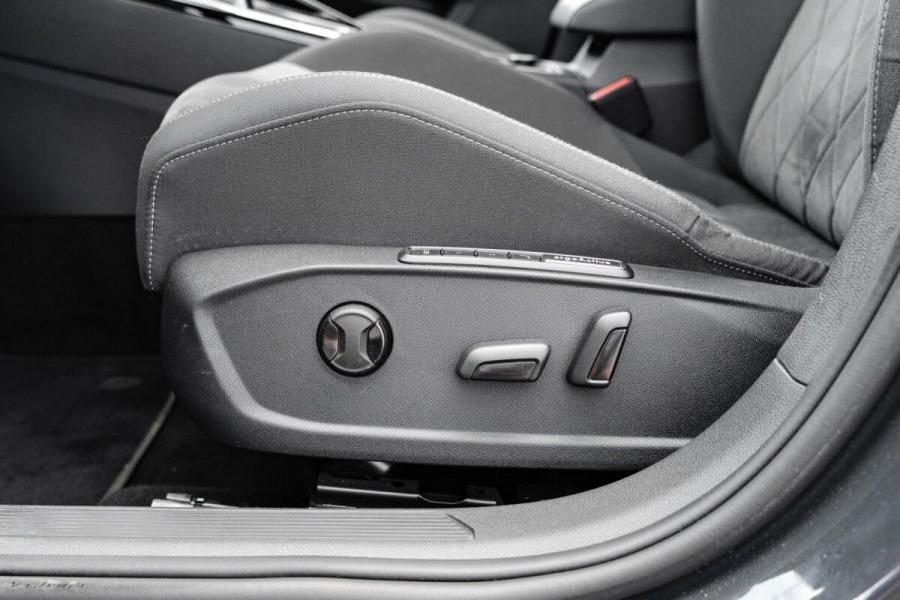 Grey Volkswagen Golf 2022 in Riga, with an engine capacity of 1.40 L and mileage of 112 thousand km for 20450 €, photo 11 on AUTOMOTO.COM.LV