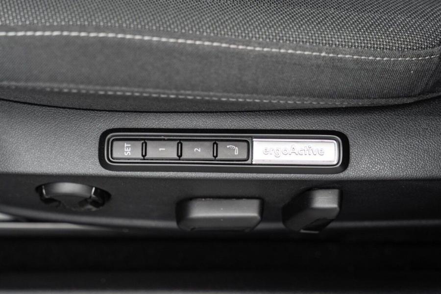 Grey Volkswagen Golf 2022 in Riga, with an engine capacity of 1.40 L and mileage of 112 thousand km for 20450 €, photo 12 on AUTOMOTO.COM.LV