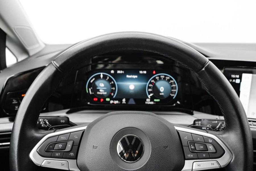 Grey Volkswagen Golf 2022 in Riga, with an engine capacity of 1.40 L and mileage of 112 thousand km for 20450 €, photo 19 on AUTOMOTO.COM.LV