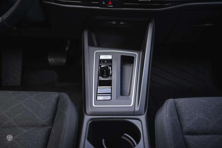 Grey Volkswagen Golf 2022 in Kaunas, with an engine capacity of 1.00 L and mileage of 56 thousand km for 16250 €, photo 33 on AUTOMOTO.COM.LV