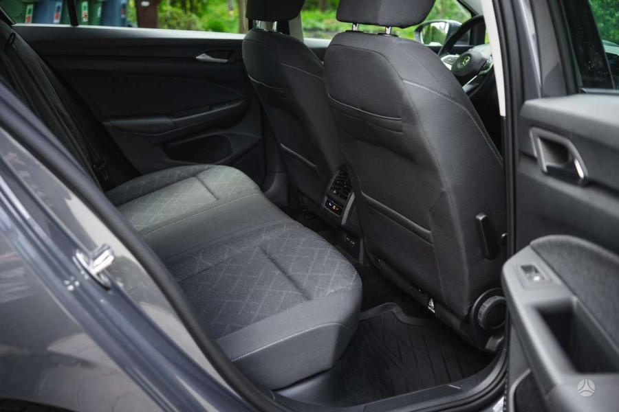 Grey Volkswagen Golf 2022 in Kaunas, with an engine capacity of 1.00 L and mileage of 56 thousand km for 16250 €, photo 36 on AUTOMOTO.COM.LV