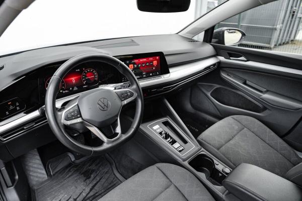 Pelēks Volkswagen Golf 2023 Rīga, ar dzinēja tilpumu 1.50 L un nobraukumu 76 tūkst. km par 19900 €, foto 8 vietnē AUTOMOTO.COM.LV