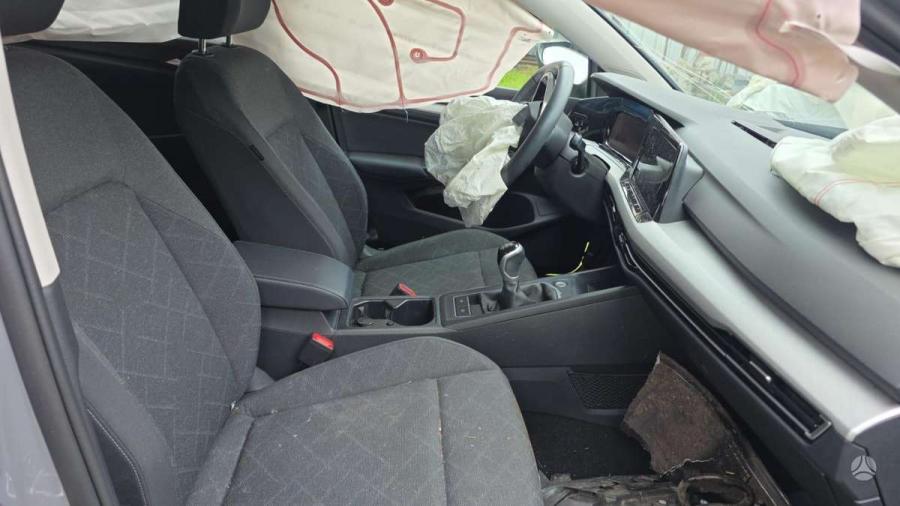Pelēks Volkswagen Golf 2023 Kauņa, ar dzinēja tilpumu 1.50 L un nobraukumu 50 tūkst. km par 4444 €, foto 6 vietnē AUTOMOTO.COM.LV