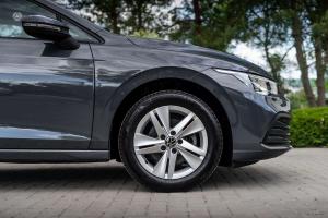 Grey Volkswagen Golf 2023 in Kaunas, with an engine capacity of 1.00 L and mileage of 120 thousand km for 15800 €, photo 6 on AUTOMOTO.COM.LV