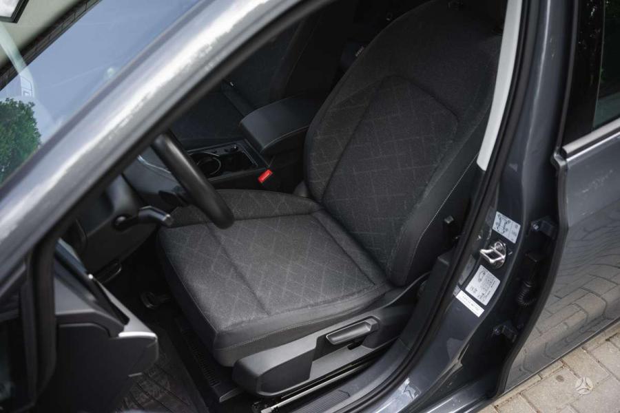 Grey Volkswagen Golf 2023 in Kaunas, with an engine capacity of 1.00 L and mileage of 120 thousand km for 15800 €, photo 15 on AUTOMOTO.COM.LV